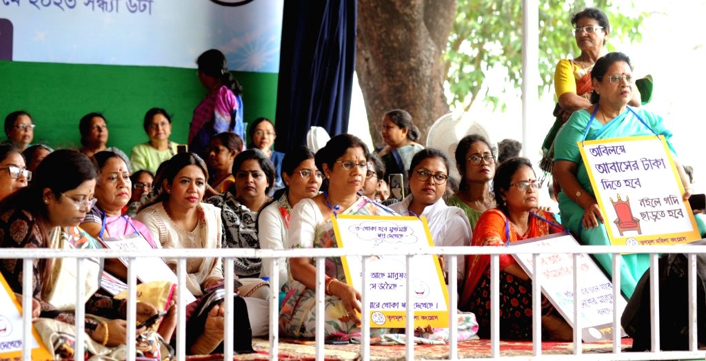 Kolkata : Women members of Trinamool Congress sat in protest, demanding ...