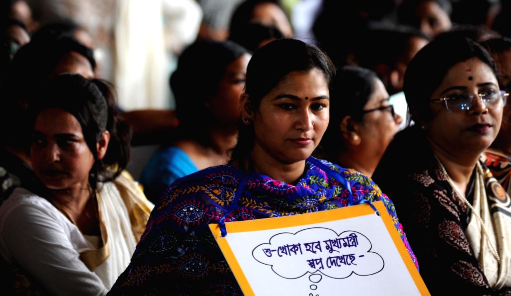 Kolkata : Women members of Trinamool Congress sat in protest, demanding ...