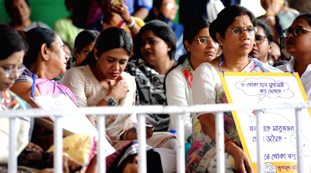 Kolkata : Women members of Trinamool Congress sat in protest, demanding ...