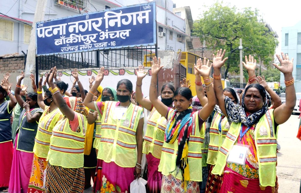 Municipal workers protest over non-clearence of dues amid lockdown
