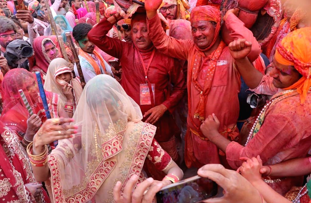 :Barsana :Women of Barsana dancing with Holi Players of Nandgaon.