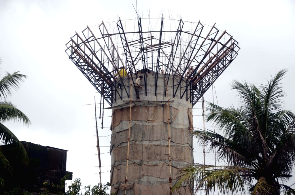 Construction workers with out safety equipment