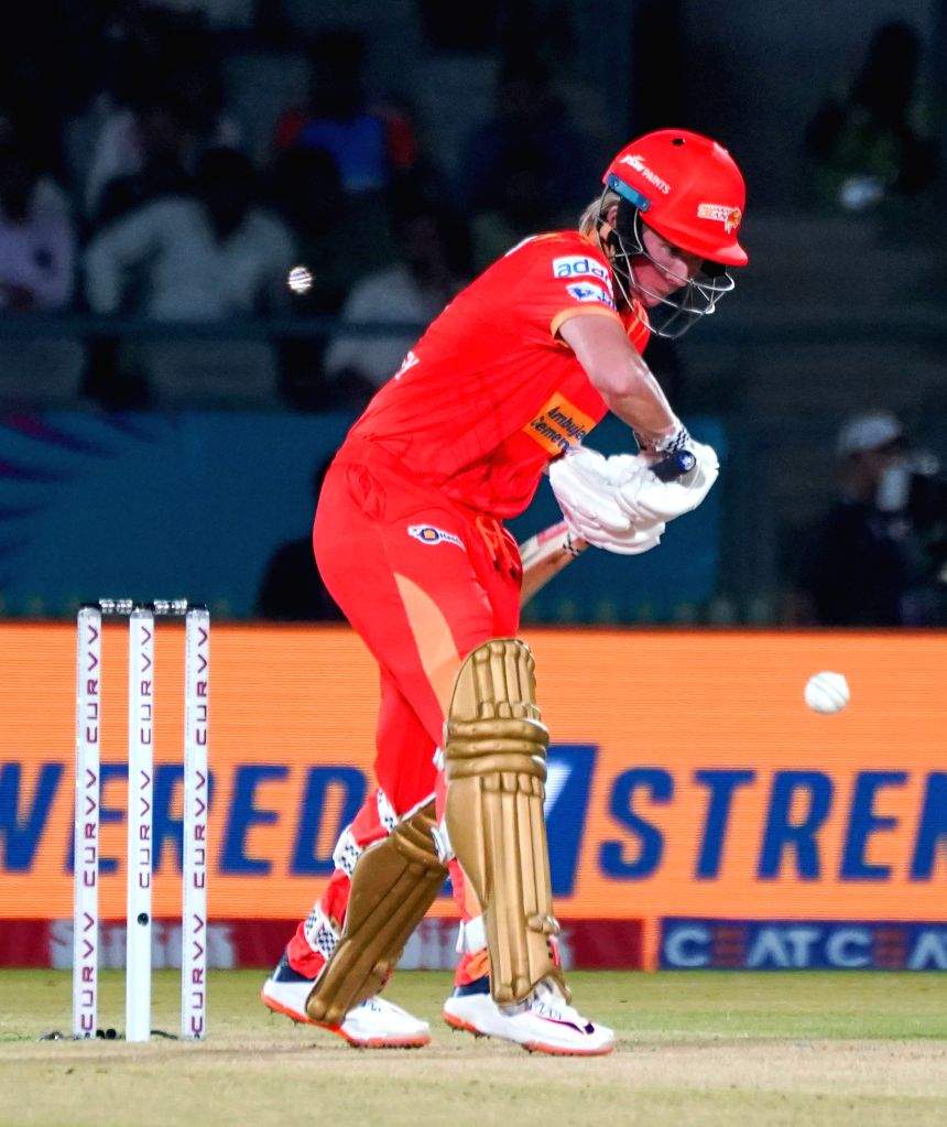 WPL 2025 match between Gujarat Gaints and Mumbai Indians