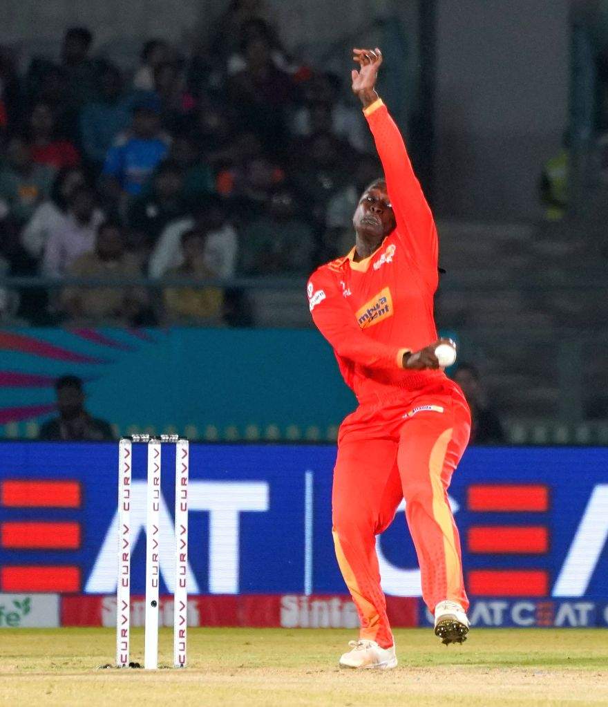 WPL 2025 match between Gujarat Giants and Mumbai Indians