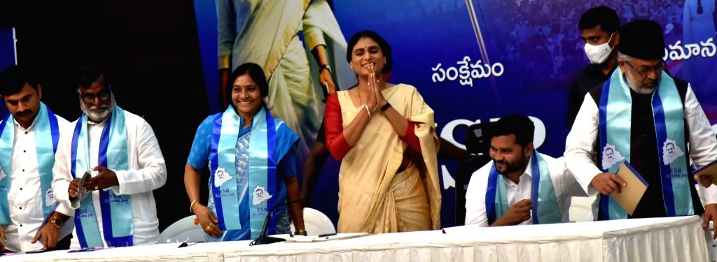 Y. S. Sharmila YSR telangana Party president addressing media in Hyderabad