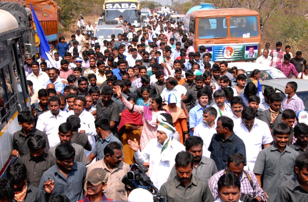 Y S Sharmila resumed her state-wide padayatra