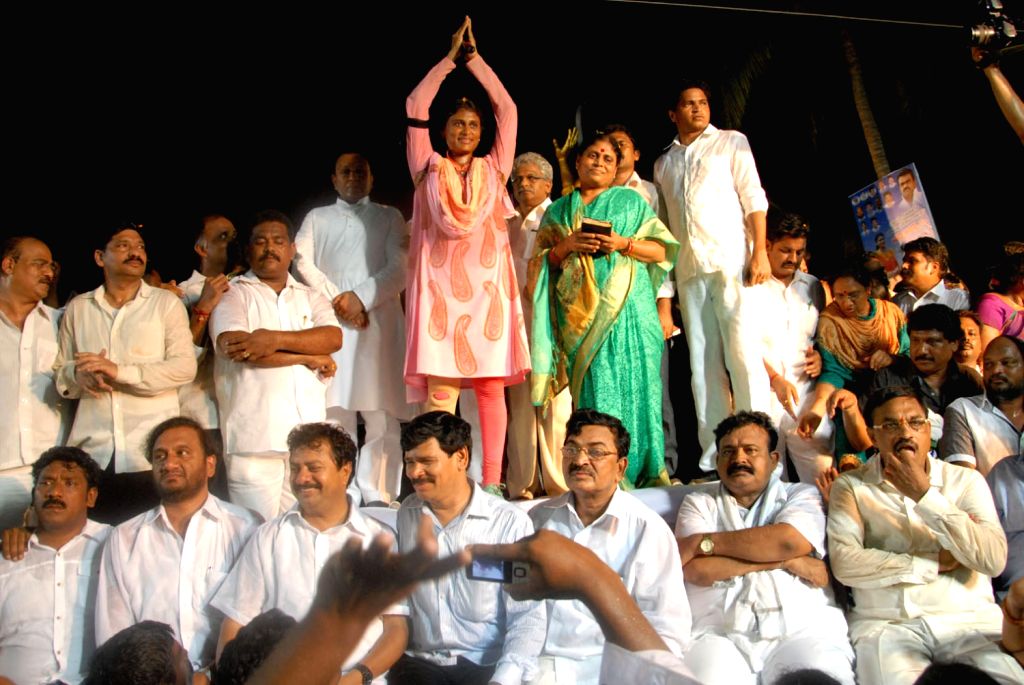 YSR Congress leader YS Sharmila addressing a rally on completion of 2000kms