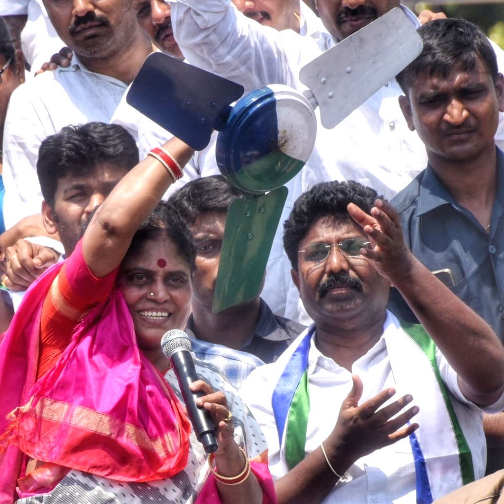 Kanigiri (Andhra Pradesh): Y. S. Vijayamma during a public meeting