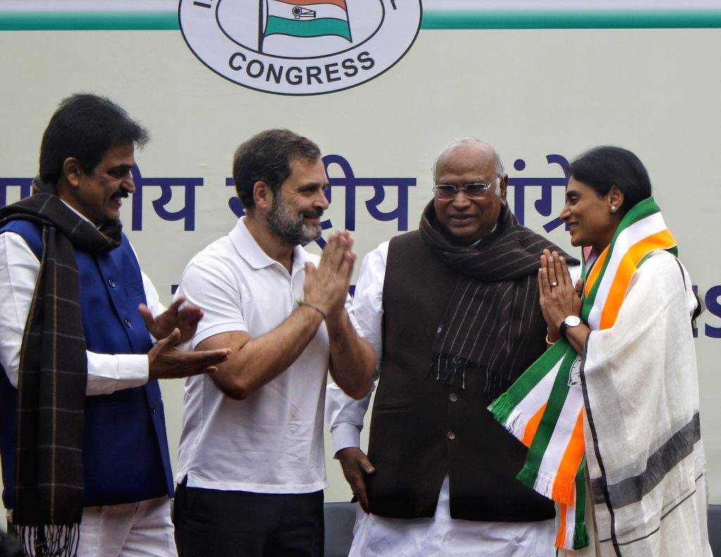 YSR Telangana Party founder YS Sharmila with Congress President ...