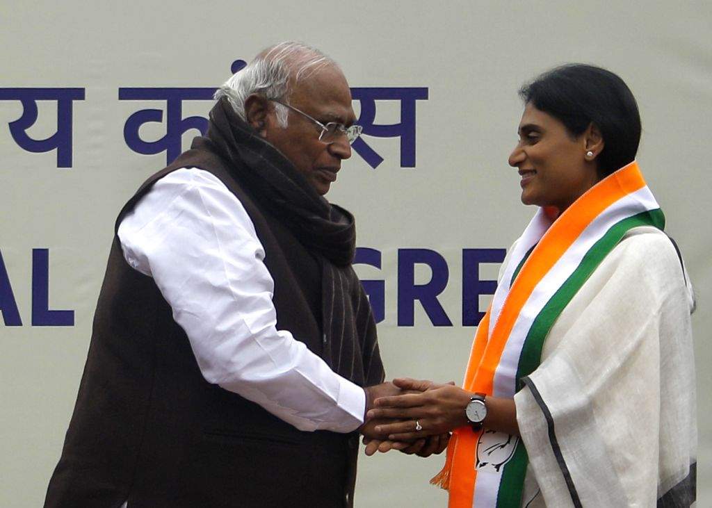 YSR Telangana Party founder YS Sharmila with Congress President ...