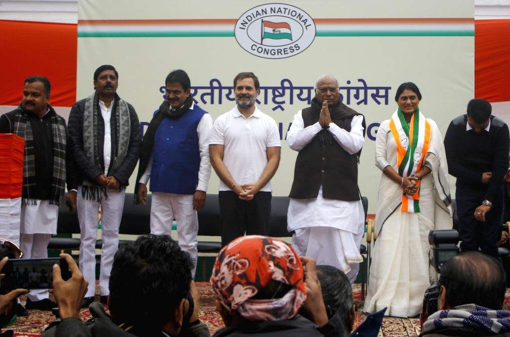 YSR Telangana Party founder YS Sharmila with Congress President ...