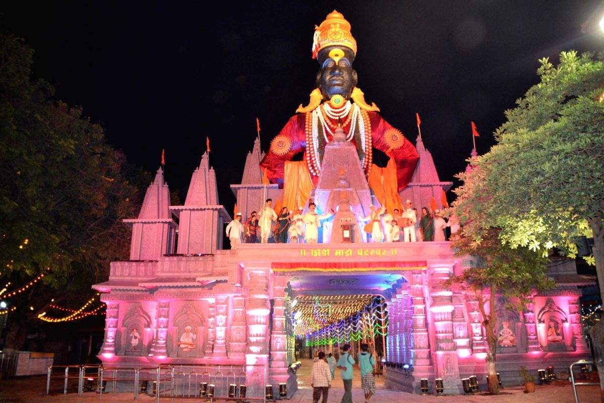 2019 Ashadhi Ekadashi Pandharpur Wari: Devotees wait to get blessed by ...