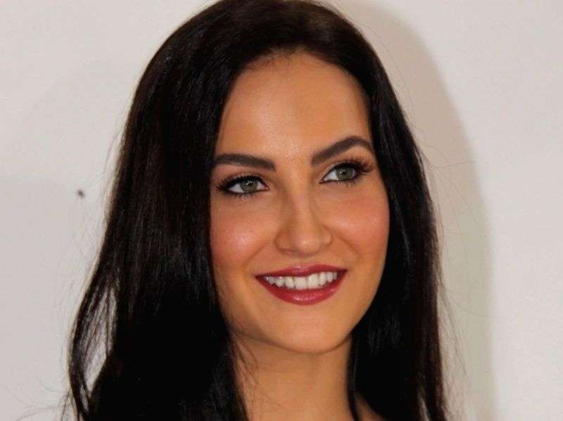 Malang actress Elli Avrram flaunts her fluid like figure skating dance ...