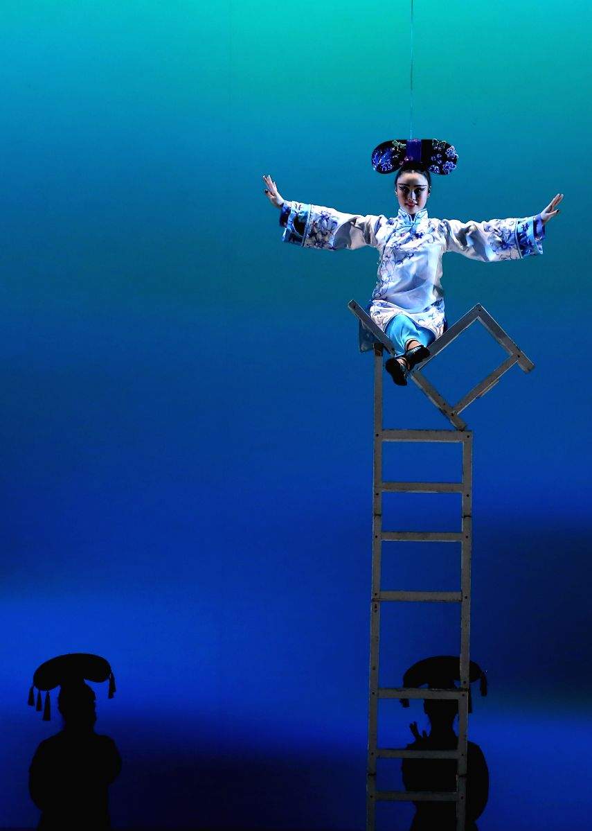 Acrobats in Actions !! Photos of acrobats around the world