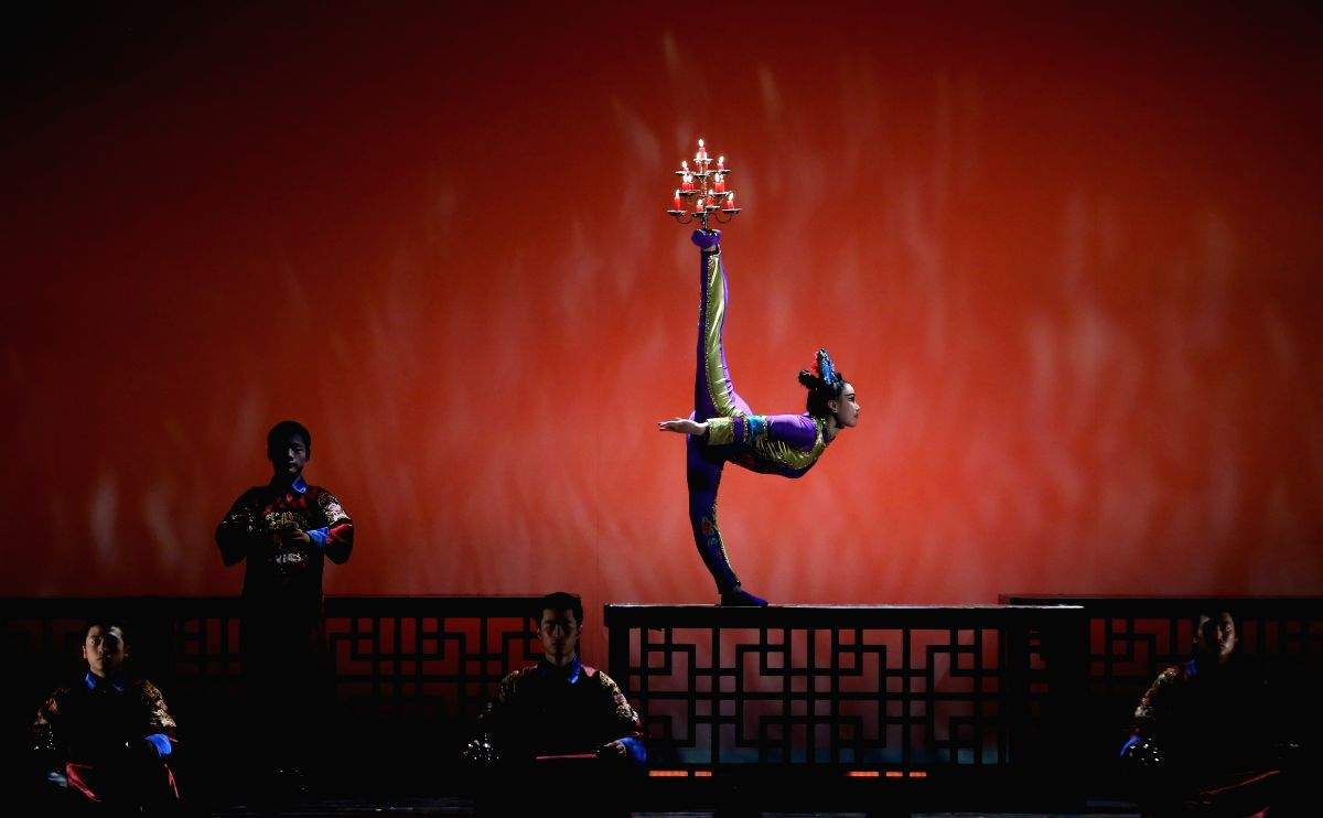 Acrobats in Actions !! Photos of acrobats around the world