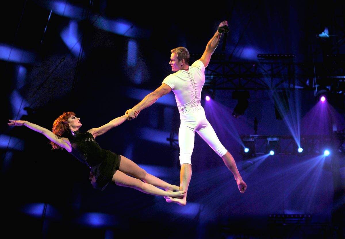 Acrobats in Actions !! Photos of acrobats around the world