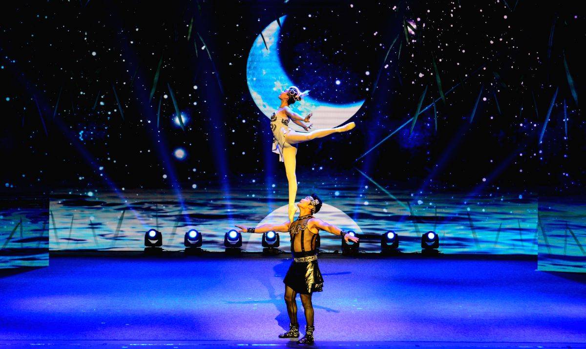 Acrobats in Actions !! Photos of acrobats around the world