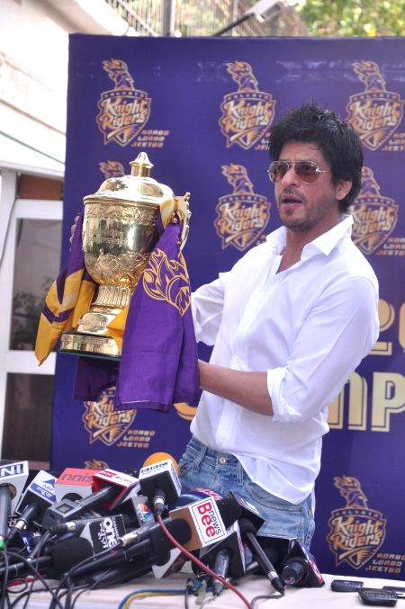 Shahrukh Khan showcases KKR's IPL trophy
