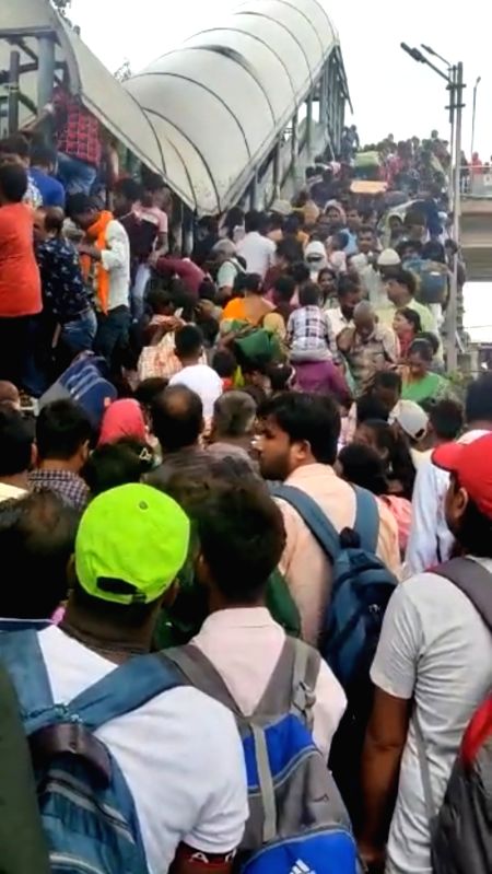 Free Photo: Crowd gathered at Anand Vihar bus stand on the occasion of ...