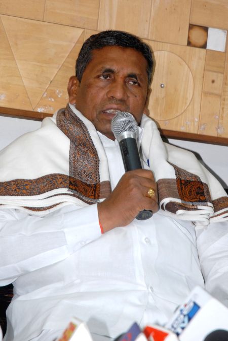 KH Muniyappa addressing press conference regarding Karnataka COIR Expo ...