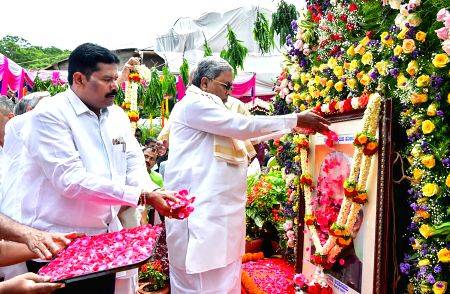 Siddaramaiah pays tribute to D. Devaraja Urs