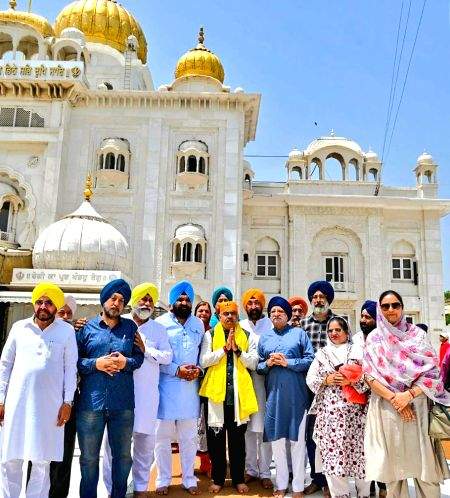 Tarun Chugh offers prayers at Gurdwara Bangla Sahib