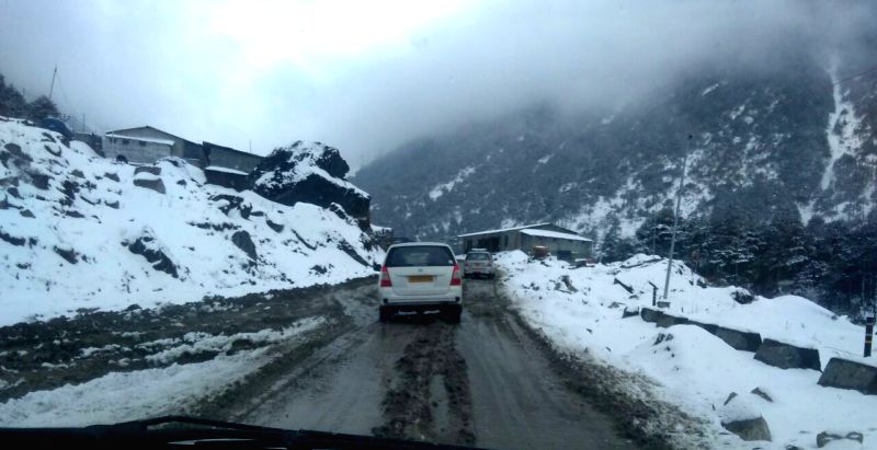 Arunachal Pradesh: Heavy snowfall at Sela Pass