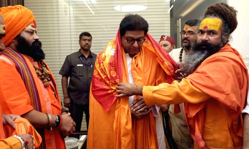 : Mumbai: Ayodhya Hanuman Garhi Chief Mahant Rajudasji Maharaj meets ...