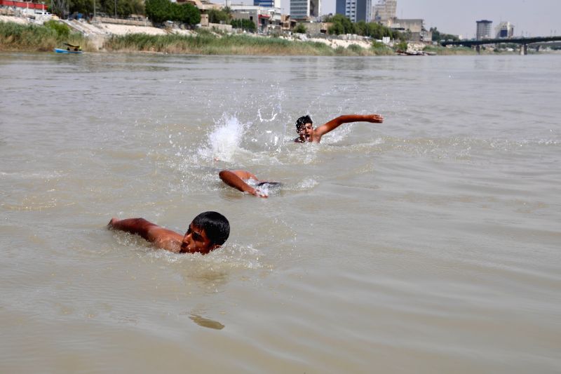IRAQ-BAGHDAD-TIGRIS RIVER-SWIMMERS