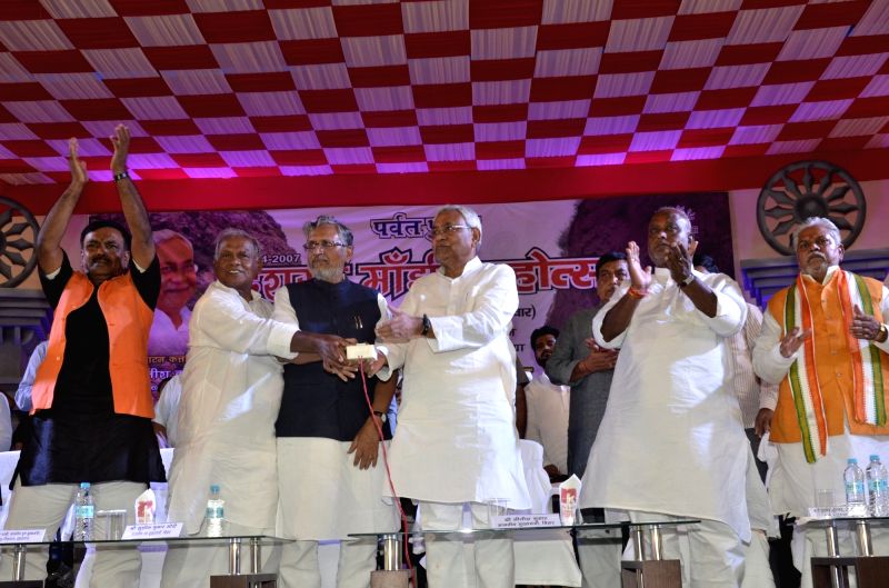Gehlaur (Bihar): Nitish Kumar unveils the statue of Mountain Man ...