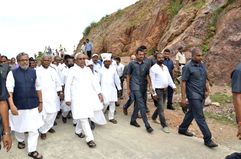 Gehlaur (Bihar): Nitish Kumar unveils the statue of Mountain Man ...