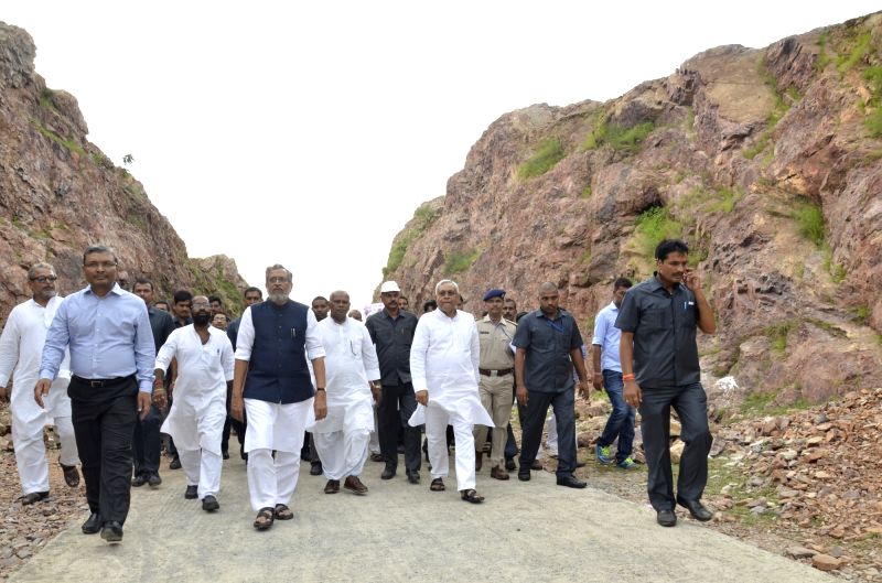 Gehlaur (Bihar): Nitish Kumar unveils the statue of Mountain Man ...