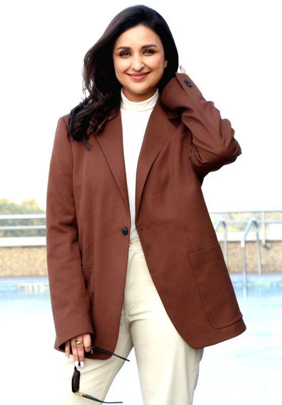 New Delhi : Bollywood actress Parineeti Chopra poses for photographs ...