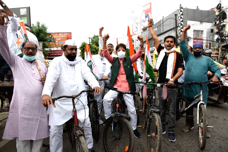 Congress Party workers with State President Madan Mohan Jha and Bihar ...