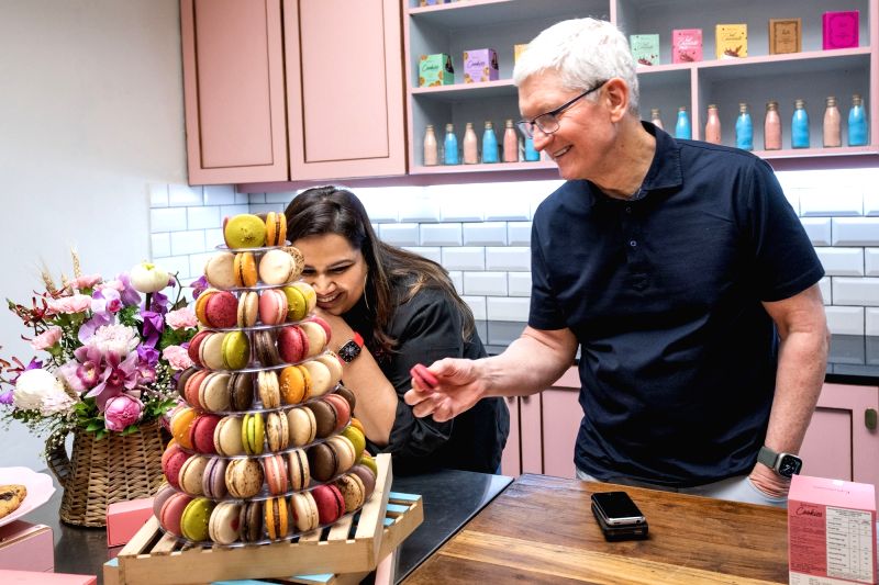 Free photo : Cook left amazed at how iPhone, Mac helping Mumbai girl ...