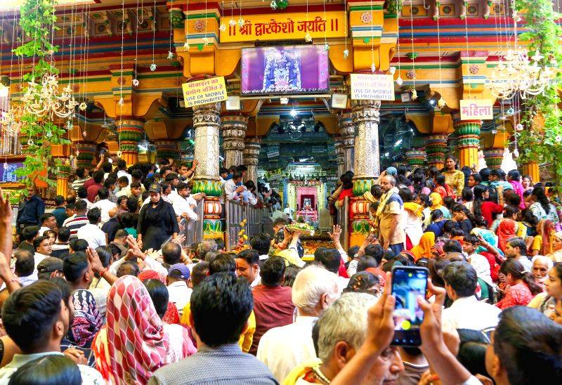 Devotees Offer Prayers on Somwati Amavasya