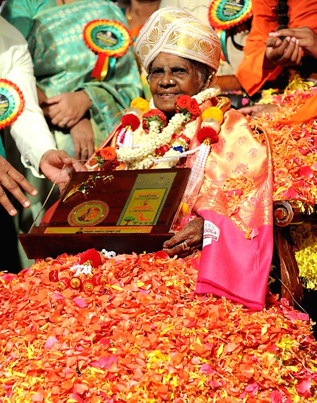 Saalumarada Thimmakka felicitated