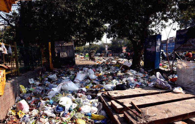 Garbage dump at road side in East Delhi during MCD workers strike over ...