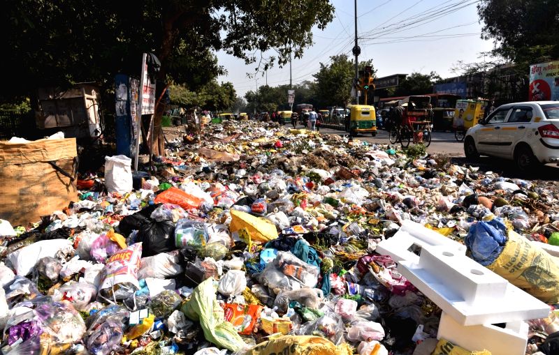 Garbage dump at road side in East Delhi during MCD workers strike over ...