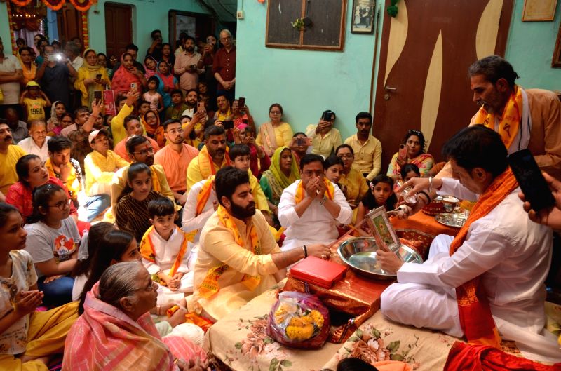 Hindu devotees offer prayers to Lord Ram