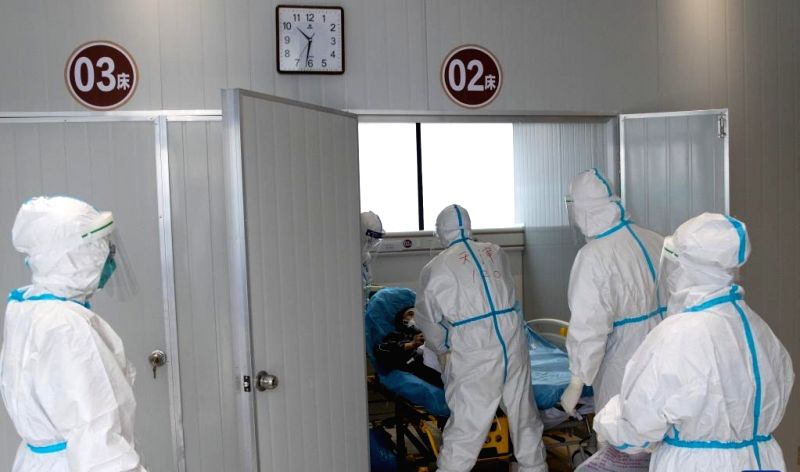 Meng Xiangjun and Zhang Zhimin transfer a COVID-19 patient