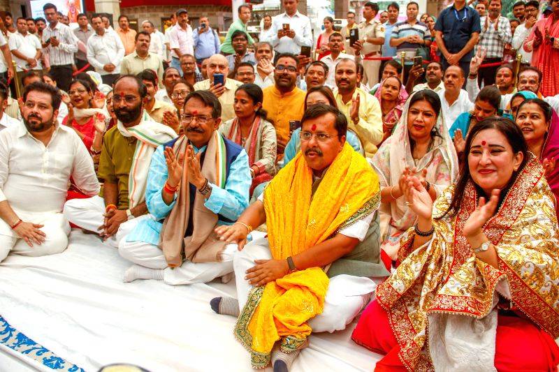 Nitin Nabin visits Jhandewalan Temple