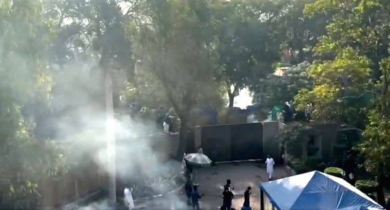 PTI supporters celebrate as police, Rangers pull back from Imran's ...