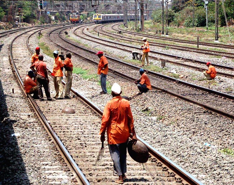 Railway employee working during Megablock between Matunga to mulund ...