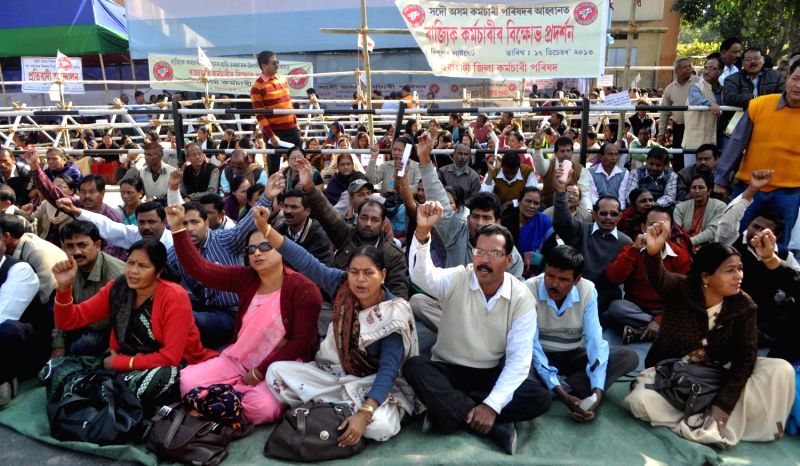 SAKP demonstrates at Dispur Last Gate to demand their dues from Assam ...