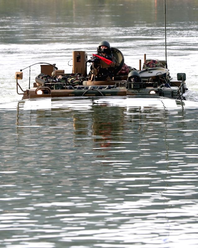 Seoul :Soldiers conduct river crossing drill