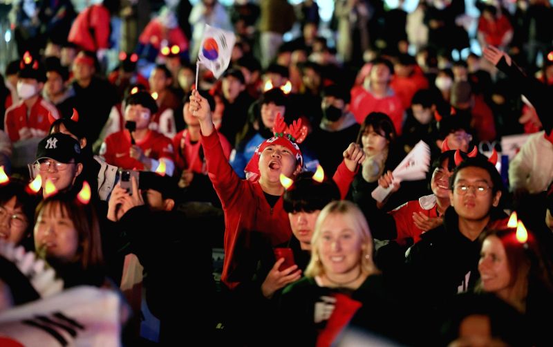 Seoul :People cheer at Gwanghwamun Square in downtown Seoul