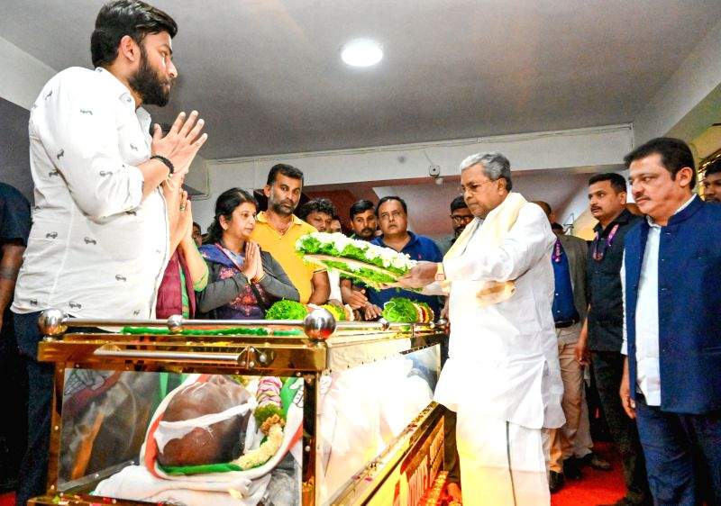Siddaramaiah Pays Last Respects to RV Devraj