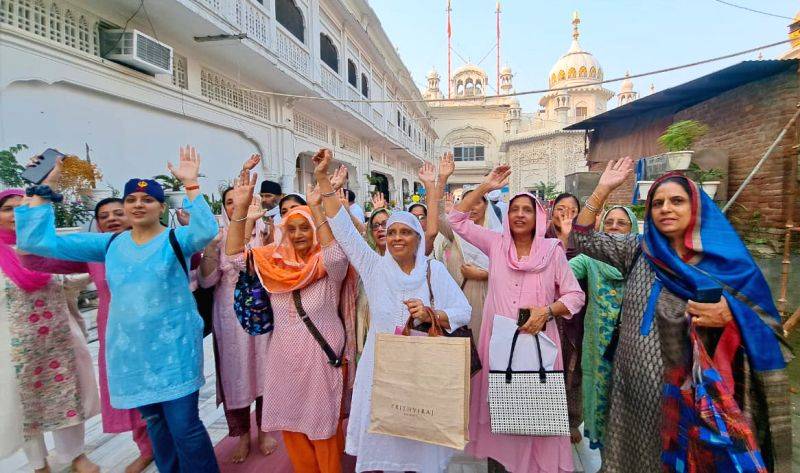 Sikh Jatha offer 'Ardas' before leaving for Gurdwara Darbar Sahib ...
