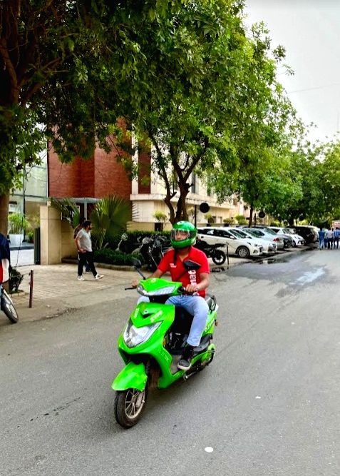 Free Photo :Zypp Electric to deploy 1 lakh e-scooters for Zomato by 2024.